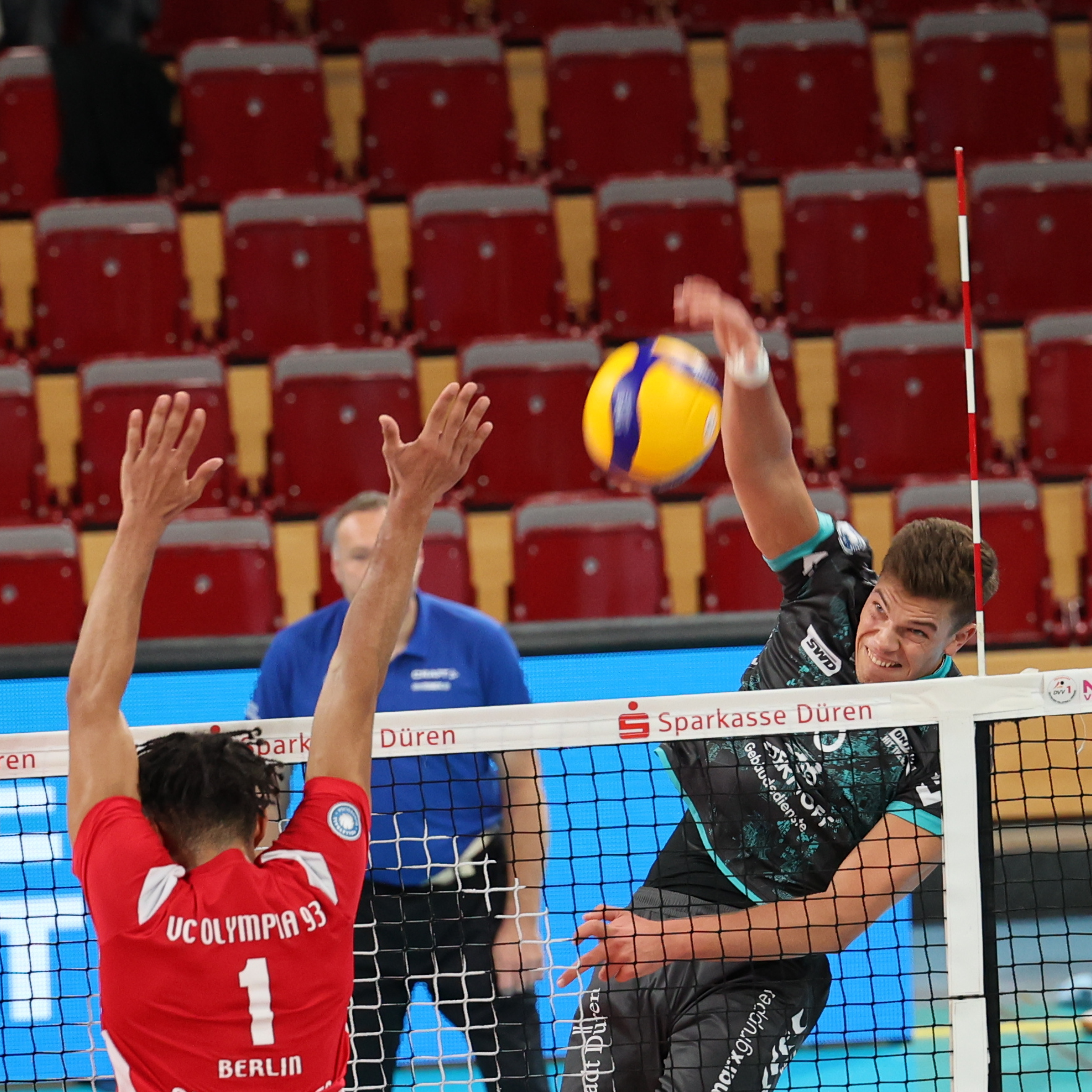 Frixos Kotsakis verstärkt den Außenangriff - SWD powervolleys Düren